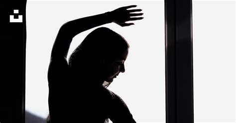 창가에 서 있는 검은 드레스를 입은 여자 사진 Unsplash의 무료 실루엣 이미지
