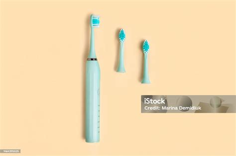 전동 칫솔 평면도 플랫 레이 복사 공간 베이지색 파스텔 스튜디오 배경에 치과 치료 용품 구강 위생 잇몸 건강 건강한 치아 현대