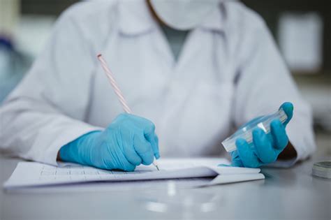 박테리아 샘플에서 추출물을 분석하고 검색하기위한 과학 실험 Dna바이러스에 대한 스톡 사진 및 기타 이미지 Dna바이러스