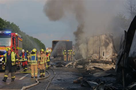 Drei LKW Auf Autobahn Nahe Hamburg In Flammen MOPO