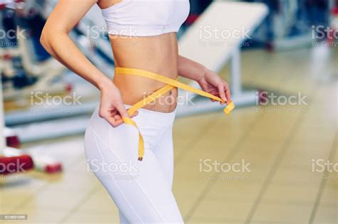 손 안에 측정 테이프를 가진 체육관에서 완벽 한 허리와 어린 소녀 가냘픈에 대한 스톡 사진 및 기타 이미지 가냘픈 건강한