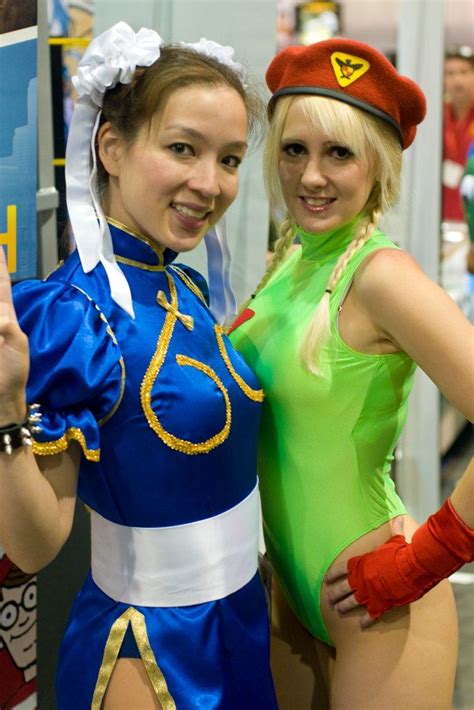 Comic Con 09 Chun Li And Cammy Comic Con Cosplay San Diego Comic Con