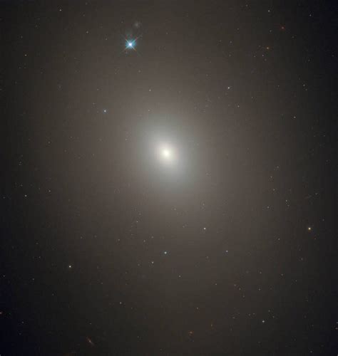 Galáxia Distante Capturada Pelo Hubble Intriga Cientistas