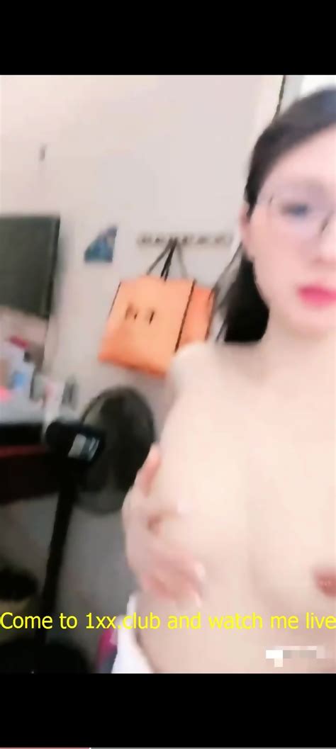 A Live Stream Of A Woman Spreading Her Vagina To Seduce You Eporner