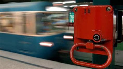 U Bahn Unfall In München Mann Stürzt Aus Fahrendem Zug Auf Gleise