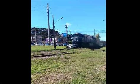 Vídeo Motorista Se Distrai E Tem Carro Arrastado Por Trem No Paraná