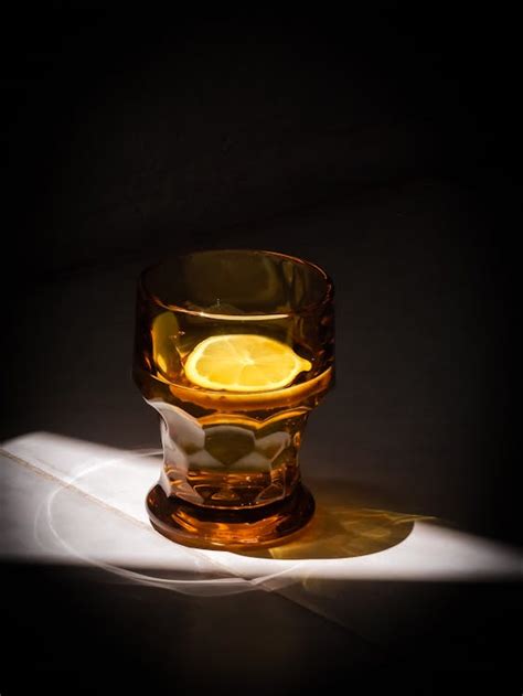 가벼운 굴절 가장 밝은 부분 가정 용품 감귤류 고립 된 물건 골드 그림자 극적인 조명 노란색 뉴트럴 톤 단순함 대담한 대조 드라마틱한 따뜻한 분위기