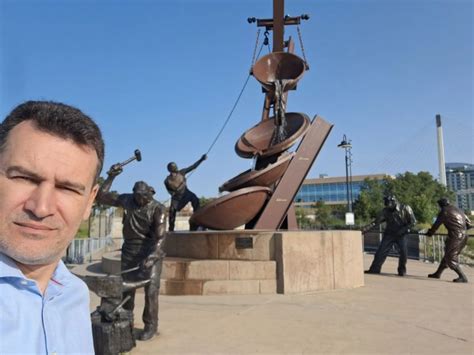 Igor Benakovic On Linkedin An Inspiring Statue Stands On The Bank Of The Missouri River In Omaha…