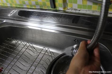 매우 쉽게 싱크대와 스테인리스 주방 도구 새것처럼 청소하는 방법