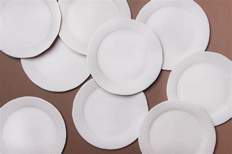 흰색 친환경 골판지 접시로 만든 배경 클로즈업 맨 위 보기입니다 갈색 배경에 0명에 대한 스톡 사진 및 기타 이미지 0명