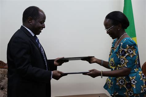 MFA Tanzania Wizara Ya Mambo Ya Nje Na Mfuko Wa UTT PID Watiliana