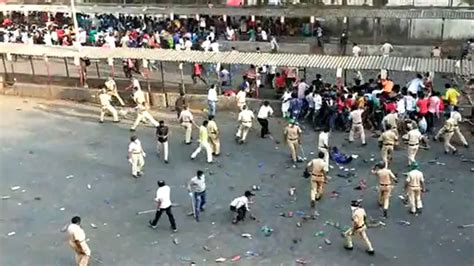 Mumbai Samachar कोरोना लॉकडाउन बांद्रा स्टेशन पर हजारों की संख्या