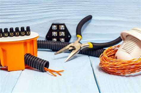 파란색 나무 보드에 전기 설치 또는 수리에 사용되는 도구 및 액세서리 0명에 대한 스톡 사진 및 기타 이미지 0명 강철 개체 그룹 Istock