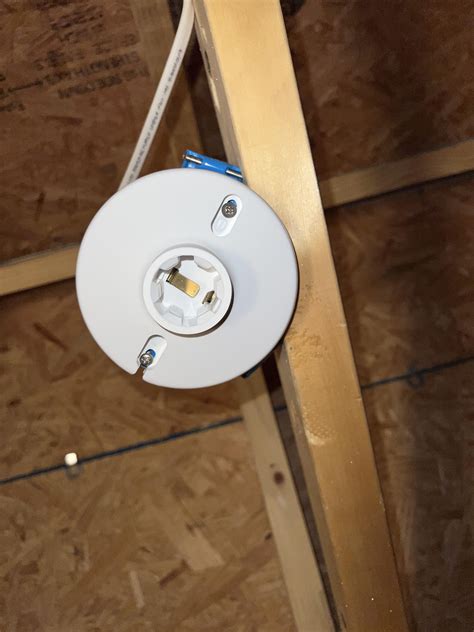 help identifying a socket bulb r lightbulbs