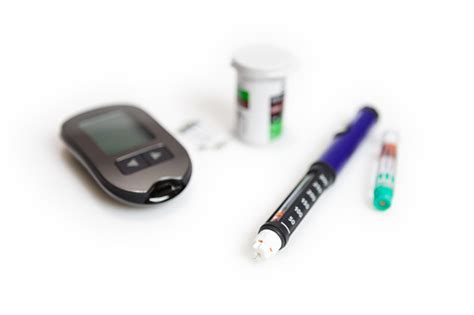 당뇨병 예비 스트립과 흰색 배경에 고립 된 예비 인슐린 펜 인젝터의 상자 스트립 Glucometer의 세트 0명에 대한 스톡 사진 및 기타 이미지 Istock