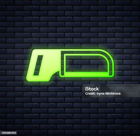 벽돌 벽 배경에 고립 된 빛나는 네온 hacksaw 아이콘 금속은 나무와 금속을 보았다 벡터 강철에 대한 스톡 벡터 아트 및