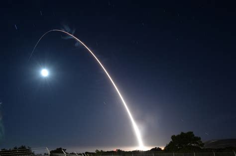 ВВС США произвели пробный запуск баллистической ракеты с базы в Калифорнии