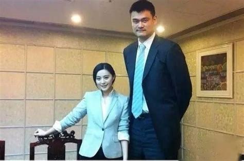 如何與姚明合影不尷尬？楊冪最機智，劉翔有妙招，陳喬恩最可愛！ 每日頭條