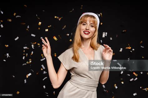 산타 모자를 쓰고 색종이 비 아래 크리스마스 파티를 축하하는 아름 다운 여자 12월에 대한 스톡 사진 및 기타 이미지 12월