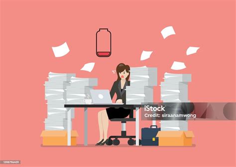 Женщина С Низким Уровнем Заряда Батареи Сидит За Столом С Ноутбуком И Кипой Бумаг В Офисе