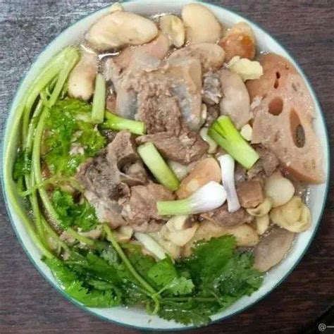 一帆的厨房荷塘三宝焖龙骨既鲜嫩爽脆又清热润肺 功效 莲藕 维生素