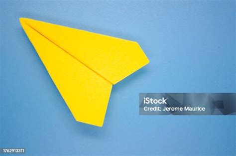 파란색 배경에 노란색 종이 비행기의 평면도 텍스트에 대한 사용자 지정 가능한 공간 공간을 복사합니다 0명에 대한 스톡 사진 및 기타 이미지 Istock