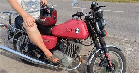 Bez kasku ale z piwem Nietypowy bagaż pijanego motocyklisty Wiadomości