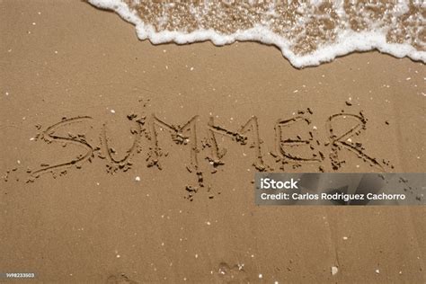 젖은 해변 모래에 손으로 쓴 여름 바다 거품이 있는 오버헤드 전망 0명에 대한 스톡 사진 및 기타 이미지 0명 개념 낱말 Istock