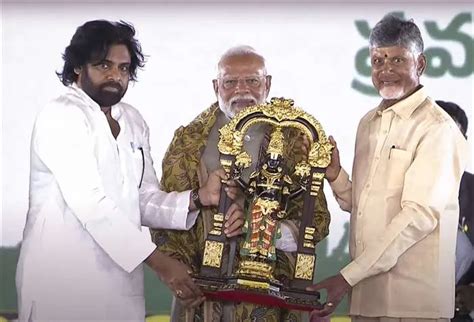 Pawan Kalyan Swearing Photos పవన్ కల్యాణ్ ప్రమాణ స్వీకారం గుండెను