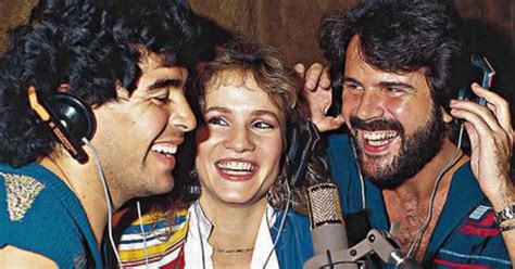 10 Momentos De Diego Maradona Con La Música Desde Charly García Y Fito
