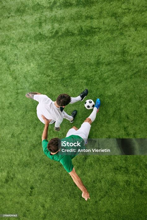 조감도 운동장에서 축구를 하고 있는 두 명의 젊은 운동선수 녹색 무성한 놀이터에서 축구 선수 25 29세에 대한 스톡 사진 및 기타 이미지 Istock