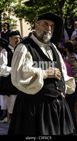Uomo Che Indossa Un Costume Sardo Tradizionale Alla Festa Religiosa