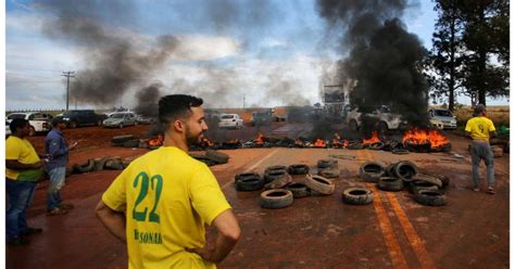Como planos de bloqueio saíram de grupos de mensagem para as ruas
