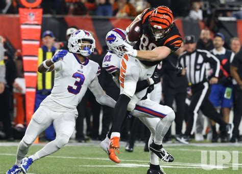 Photo Bengals Hayden Hurst Tackled By Bills Jordan Poyer And Damar