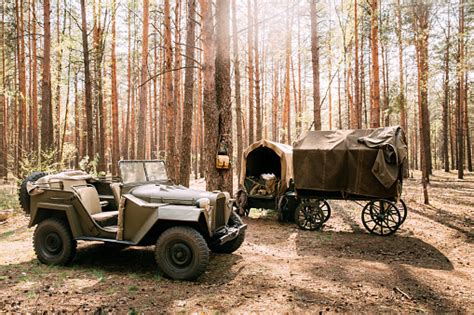 러시아 소련 세계 대전 4 륜 구동 육군 트럭 Gaz67 자동차와 숲에서 농민 카트 0명에 대한 스톡 사진 및 기타 이미지