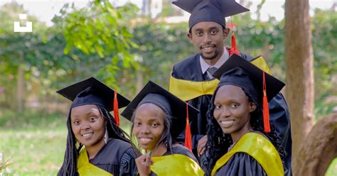 졸업 가운을 입은 사람들이 사진을 찍기 위해 포즈를 취하고 있다 사진 Unsplash의 무료 나이로비 이미지