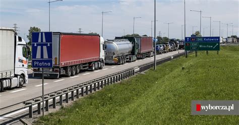Z ciężarówki spadł lód na inne auto Korki na autostradzie A4 w Chorzowie