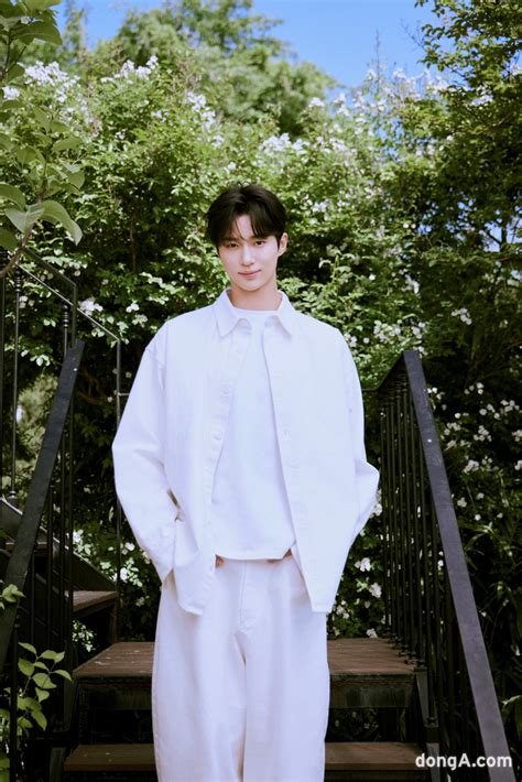 변우석 흰 자켓보다 빛나는 미모 Da포토 ｜스포츠동아