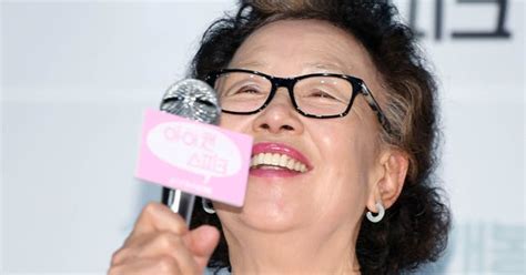 사진 미소 짓는 연기장인 나문희