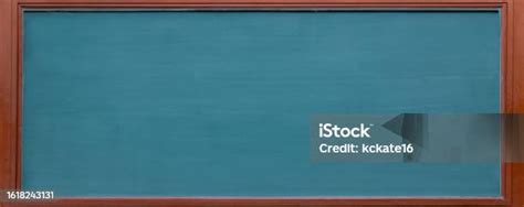 빈 녹색 칠판 질감이 흰 벽에 걸려 있습니다 녹색 보드와 흰색 배경에서 두 프레임입니다 배경 배경 화면 및 복사 공간에 대한 이미지입니다 빌 보드 나무 프레임은 텍스트를