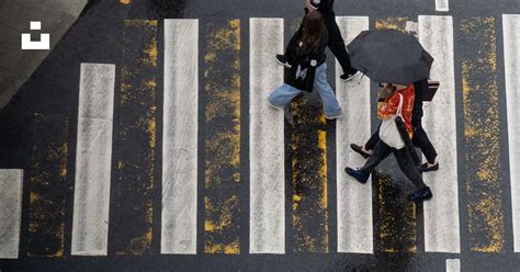 낮에 보행자 전용 도로를 걷는 사람들 사진 Unsplash의 무료 모스크바 이미지