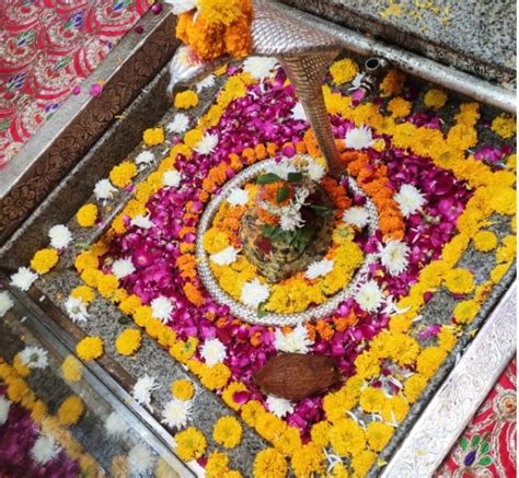 Onkar Maharajs Mangala Aarti Darshan Babas Attractive Makeup With