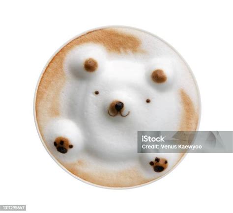 상단 보기 핫 커피 카푸치노 라떼 아트 3d 곰 모양 폼 흰색 배경에 격리 클리핑 경로 포함 3차원 형태에 대한 스톡 사진 및