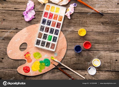 Краски и палитра на столе — стоковое изображение Краска Палитра Синие цветы