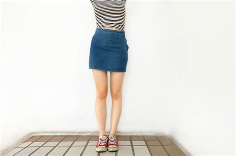 여유 공간의 레드 스 니 커 즈 아름 다운 슬림 여자 다리와 빨간 신발 및 바닥 배경에 진 스커트 어떤 사용에 대 한 좋은 가냘픈에 대한 스톡 사진 및 기타 이미지 Istock