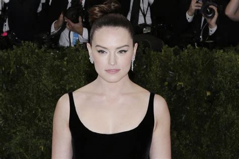 Watch Daisy Ridley Plays Whisper Challenge With Jimmy Fallon On