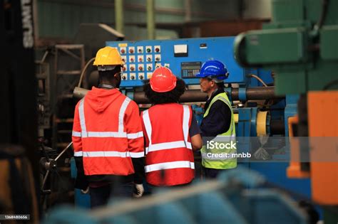 엔지니어 팀은 산업 공장 근로자의 유지 보수 및 교육을위한 전체 기술 품질 공장 운영자를위한 창고 워크샵 기계 공학 팀 생산 25 29세에 대한 스톡 사진 및 기타 이미지