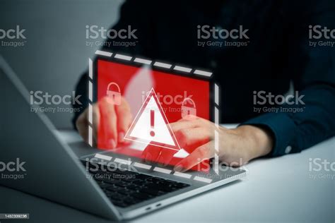 사업가 프로그래머 삼각형 주의 경고 표시가 있는 랩톱 컴퓨터를 사용하는 개발자 컴퓨터 네트워크 사이버 보안 취약점에 대한 시스템 해킹 가상현실에 대한 스톡 사진 및 기타