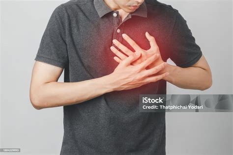 남자는 심장 질환 심장 혈관 질환 심장 마비로 고통받는 가슴 통증이 있습니다 헬스케어 컨셉 25 29세에 대한 스톡 사진 및