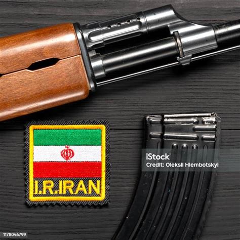 복사 공간에 대한 장소와 나무 배경에 소련 오토마톤 Ak 47과 이란 국기 Ak 47 소총에 대한 스톡 사진 및 기타 이미지